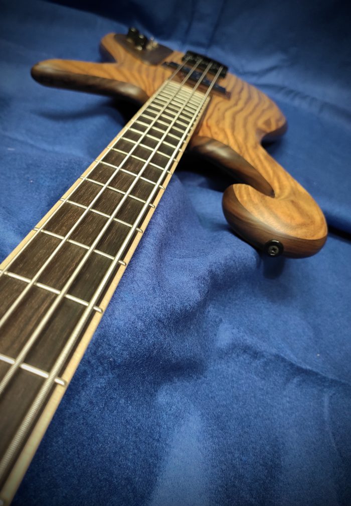 Triton Guitars. Tri-Tone. Bajo Eléctrico de Cuatro Cuerdas y Escala de 34"